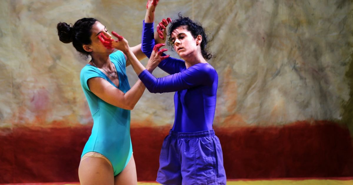 „Play Dead“ von Lee Meir und Meital Raz Hebelhalle