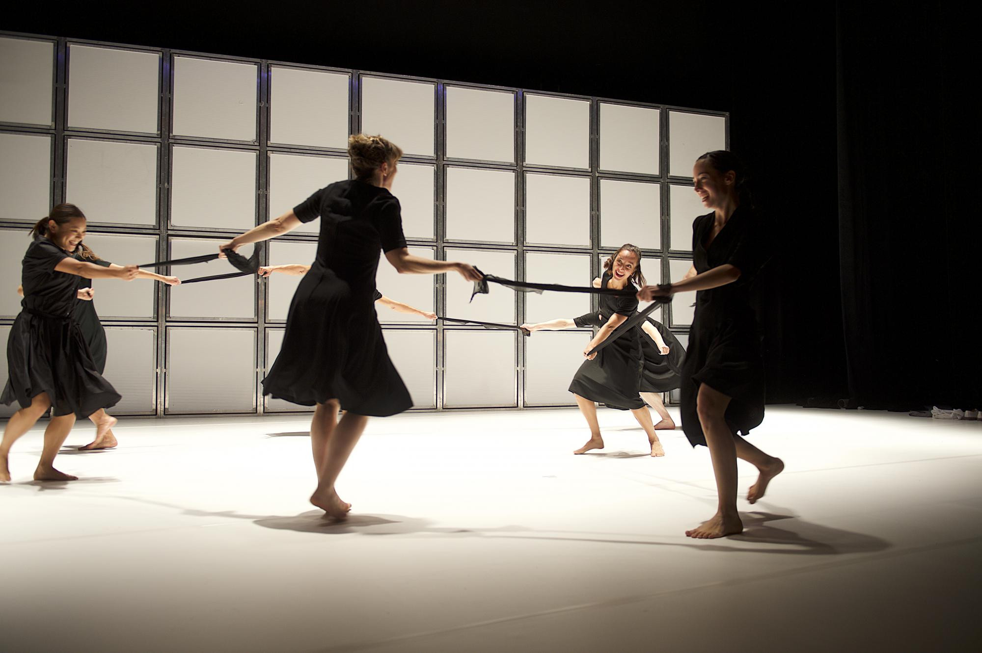 Zwei Giraffen tanzen Tango Akademie der Künste Berlin