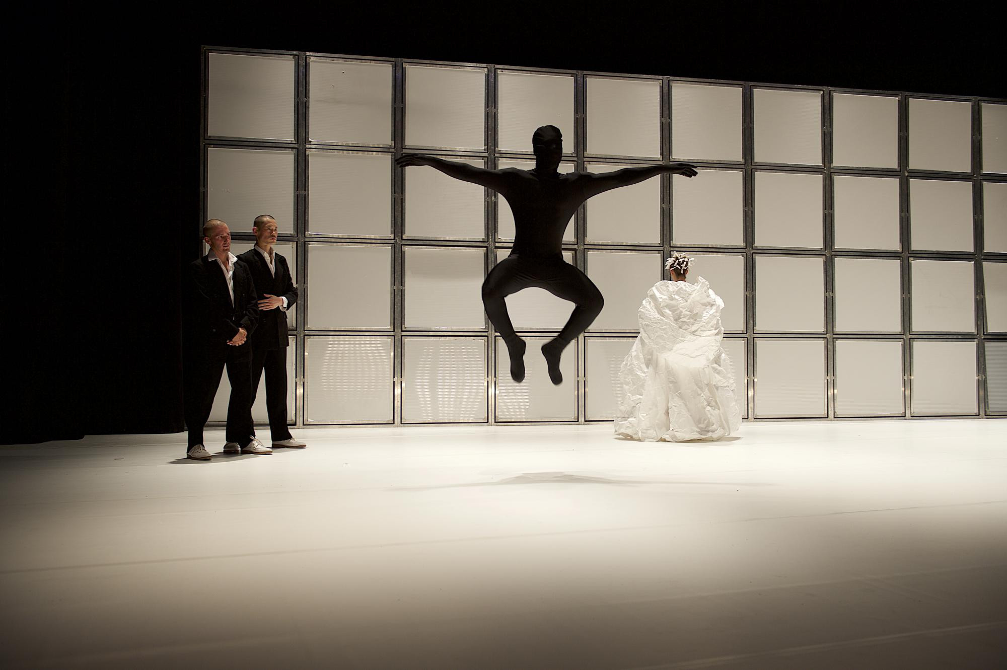 Zwei Giraffen tanzen Tango Akademie der Künste Berlin