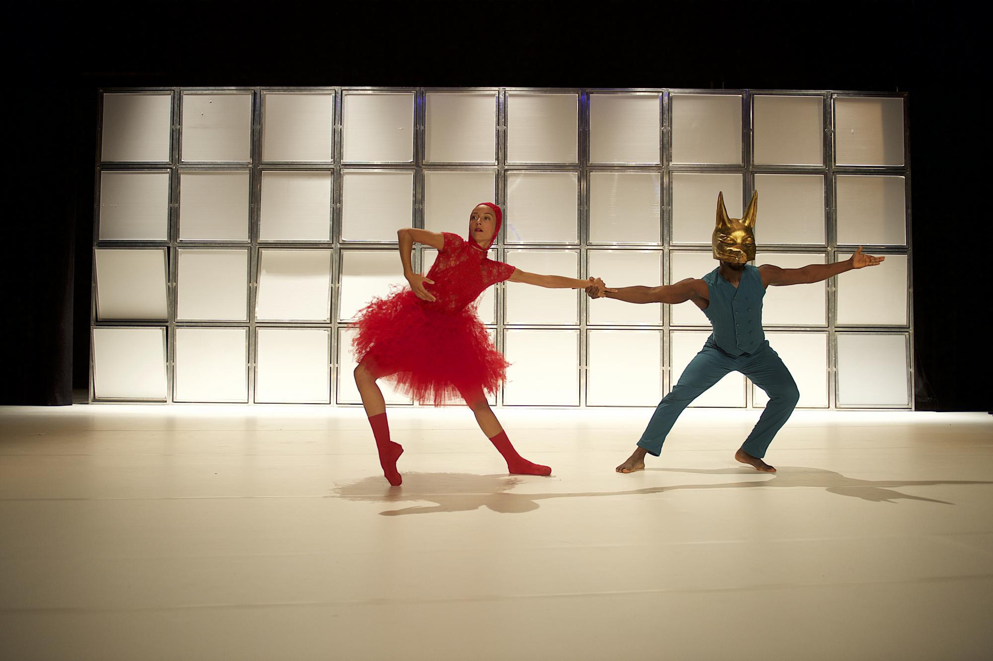 Zwei Giraffen tanzen Tango Akademie der Künste Berlin