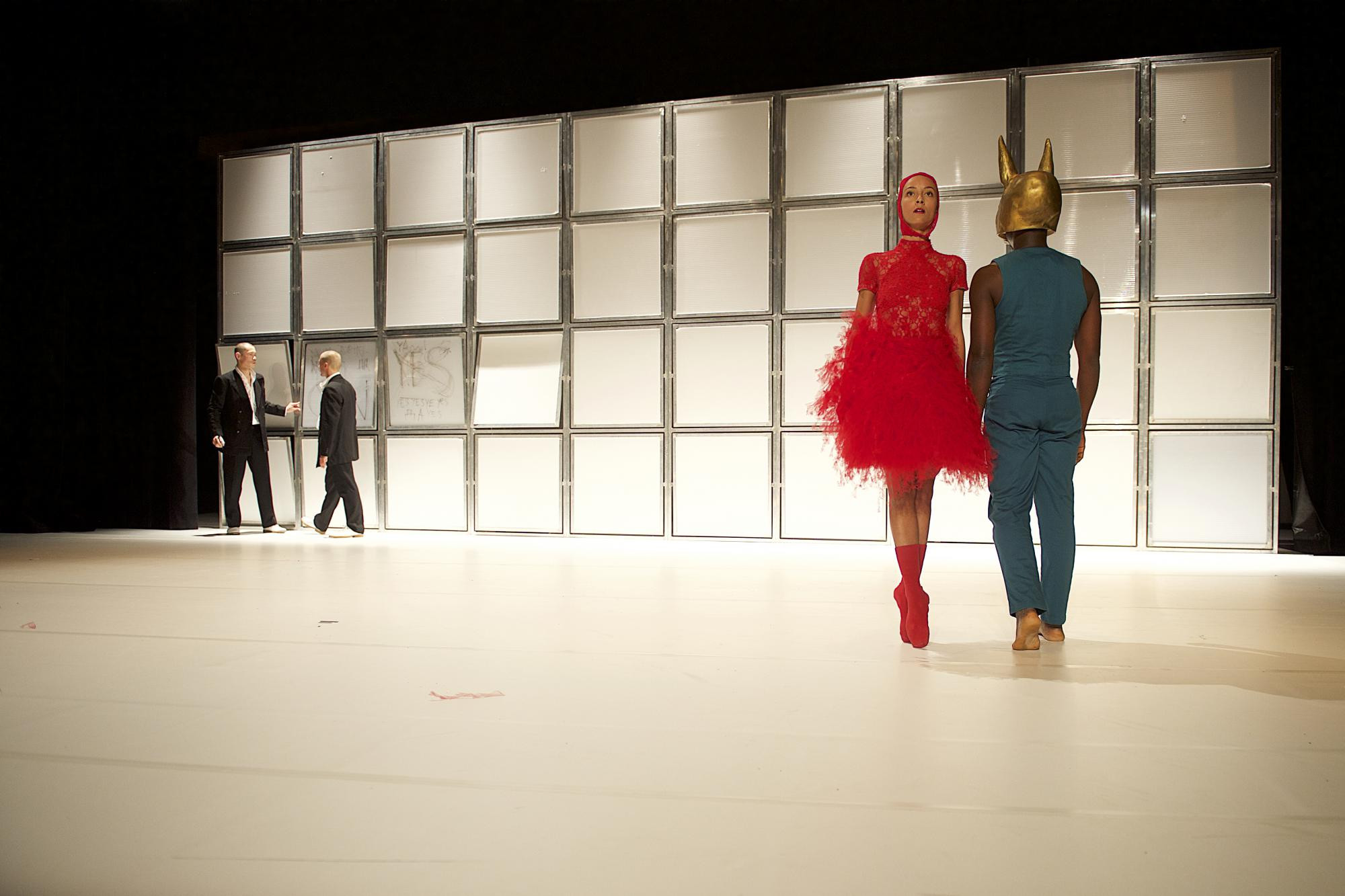 Zwei Giraffen tanzen Tango Akademie der Künste Berlin