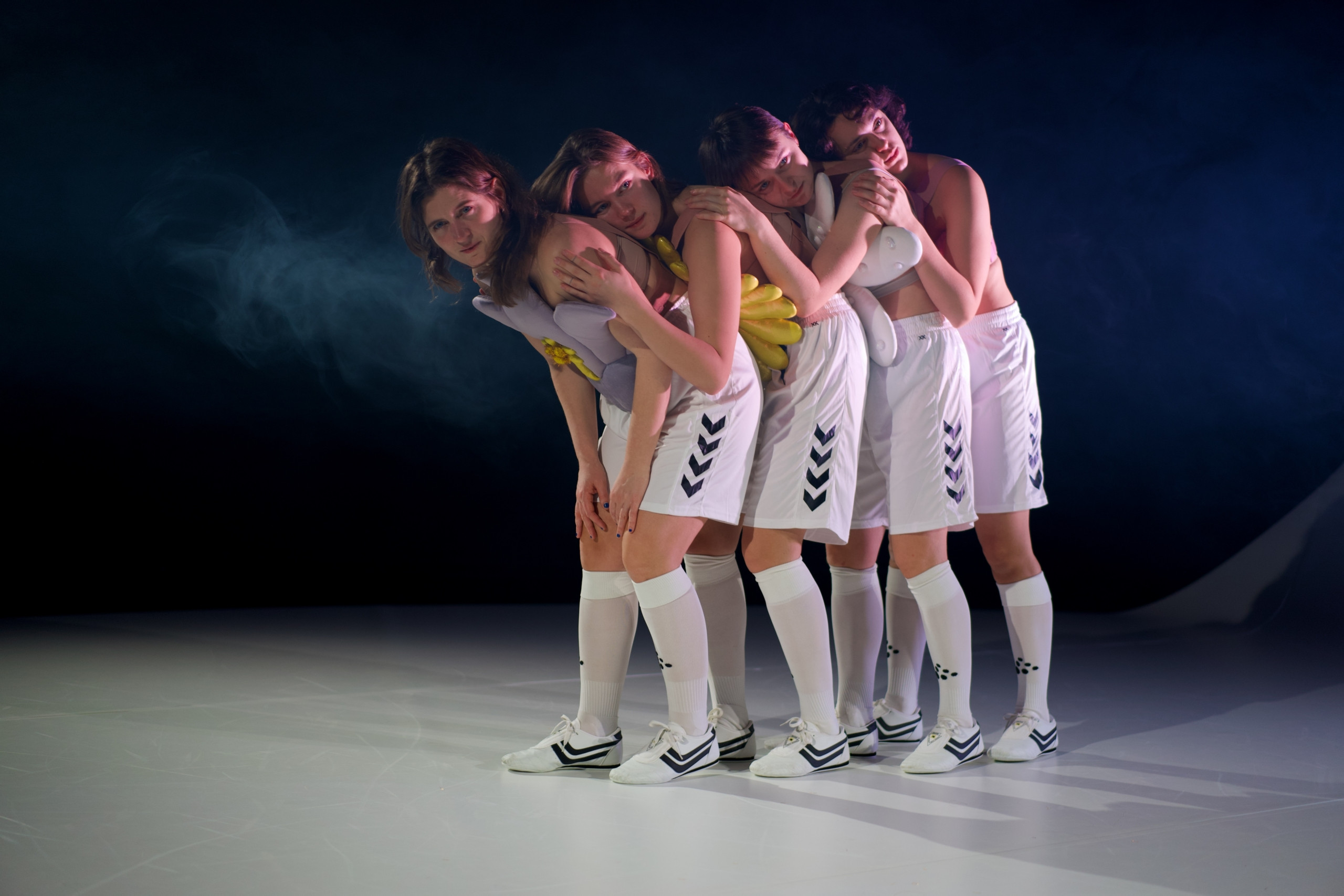 Schwestern, Fußball und Blumen