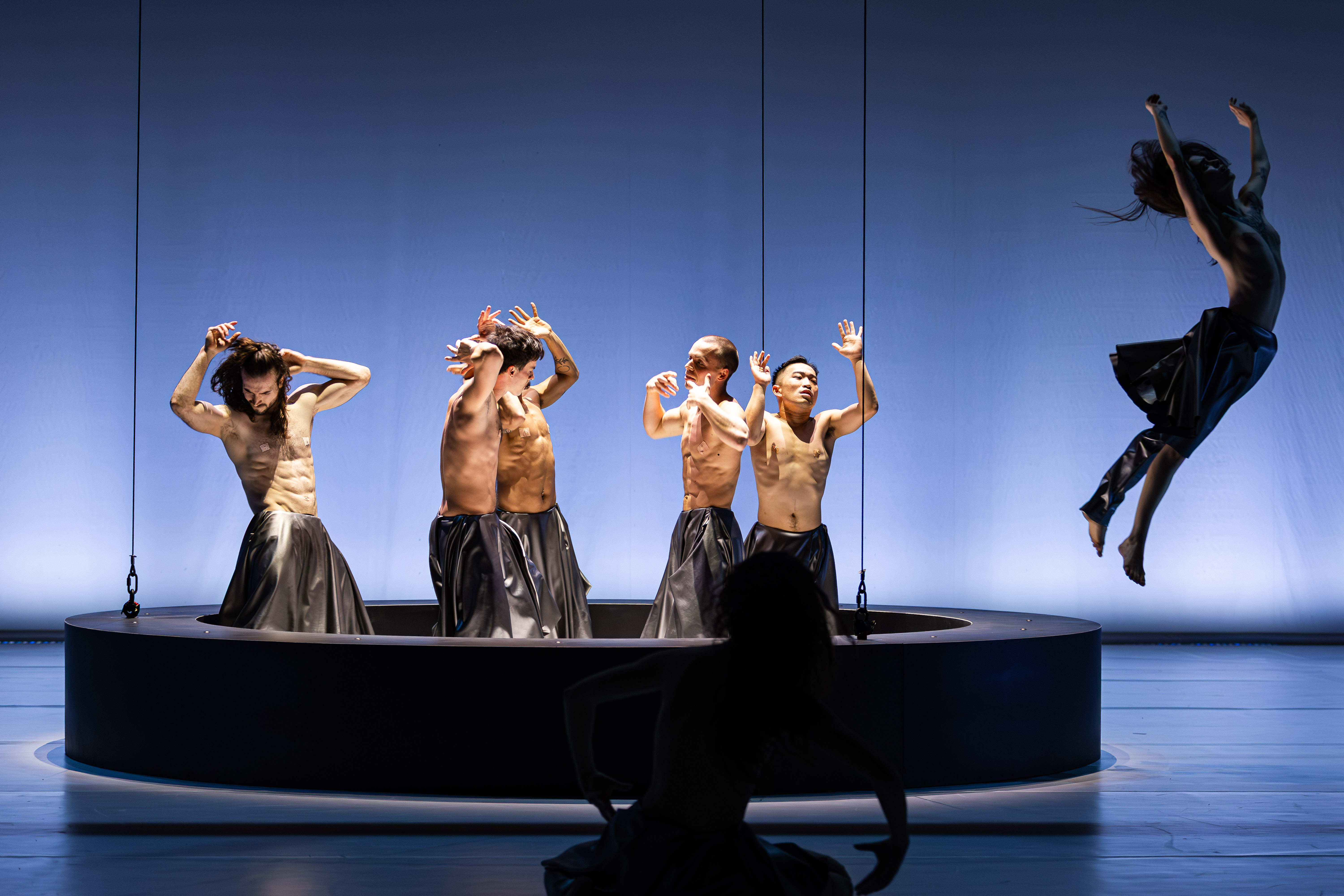 Wagner Moreira choreografiert Strawinskys „Sacre du printemps“ als Schattenseite einer ...