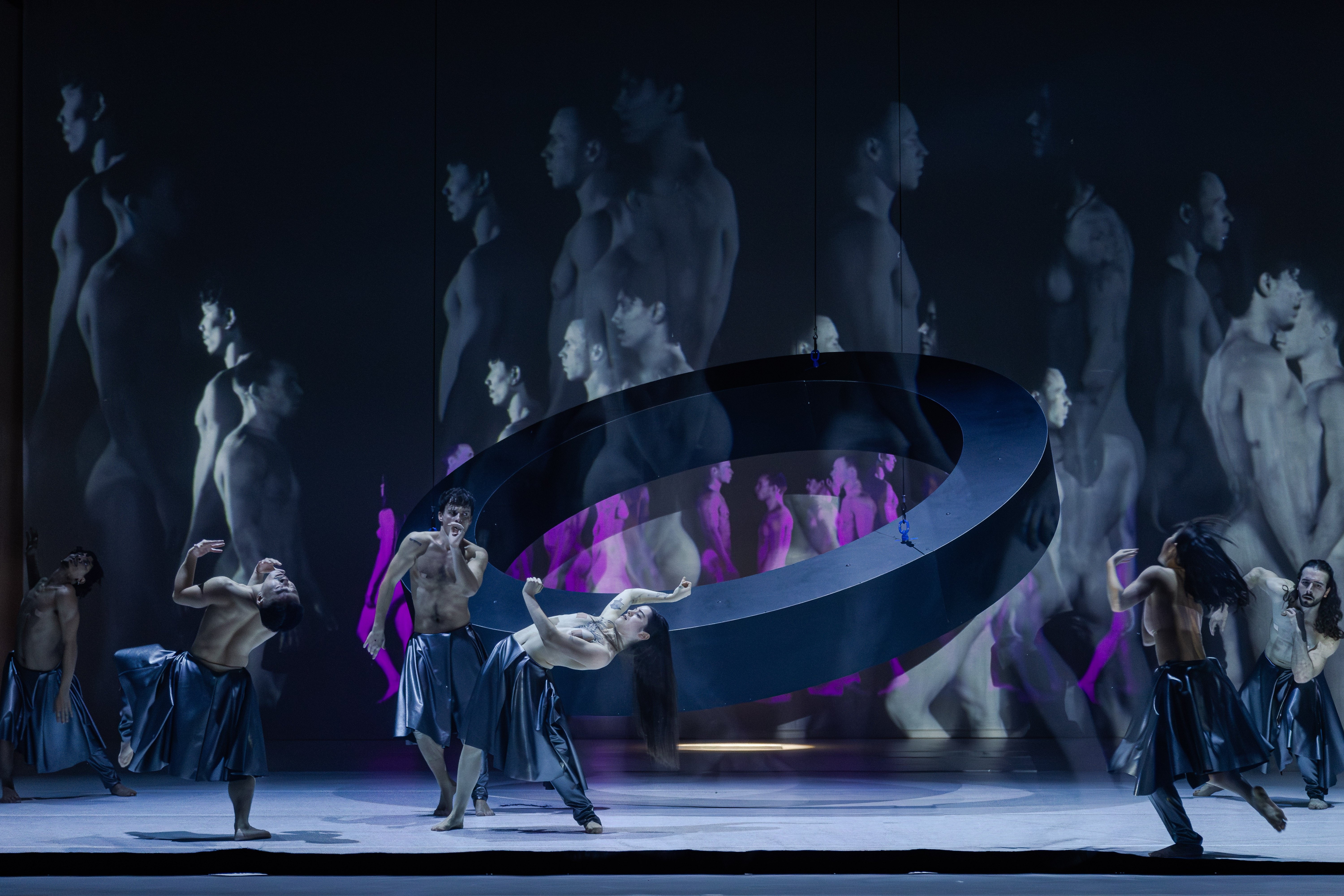 Wagner Moreira choreografiert Strawinskys „Sacre du printemps“ als Schattenseite einer ...