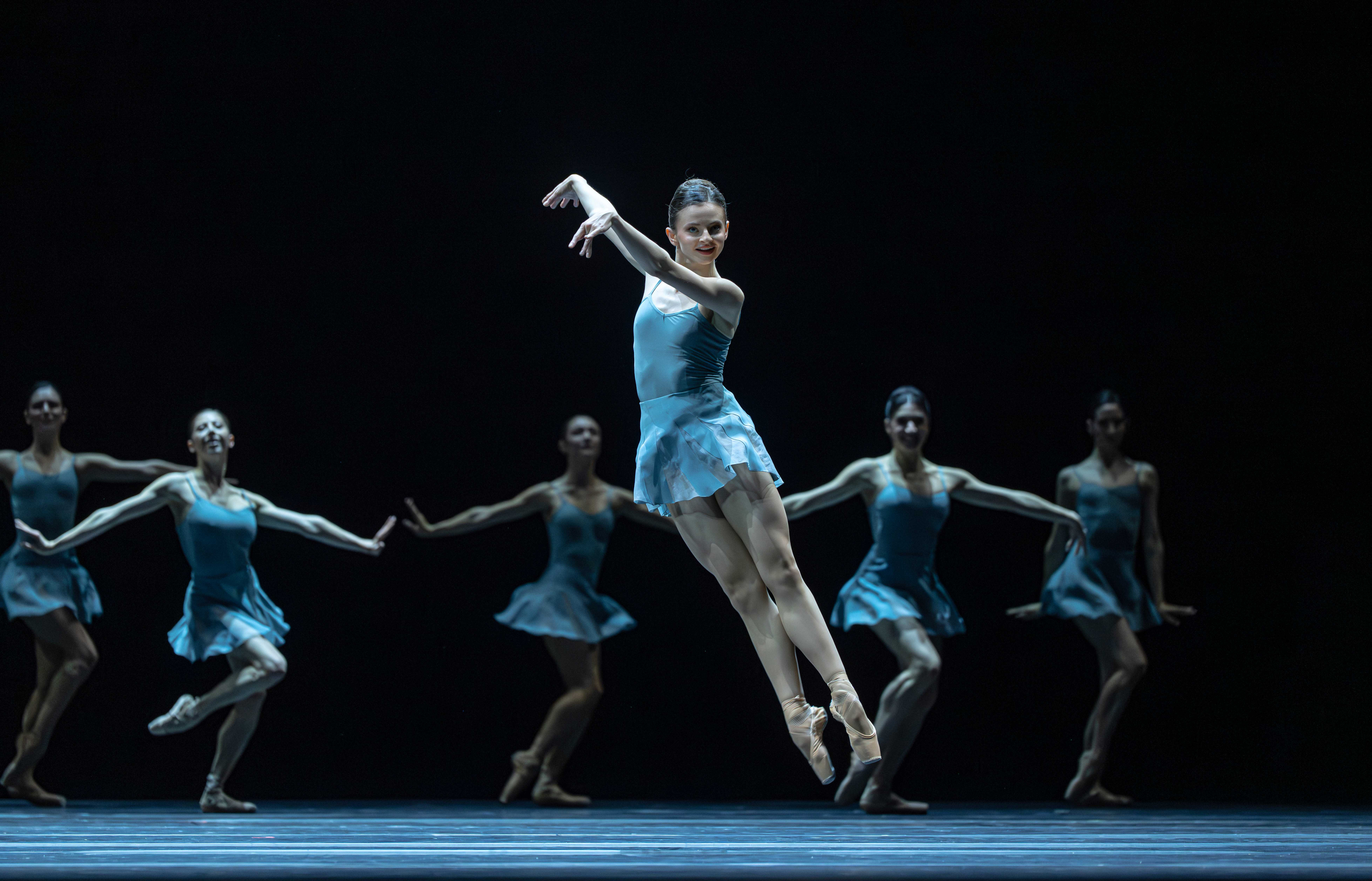 Saisonauftakt-Premiere des Bayerischen Staatsballett: „Waves and Circles“