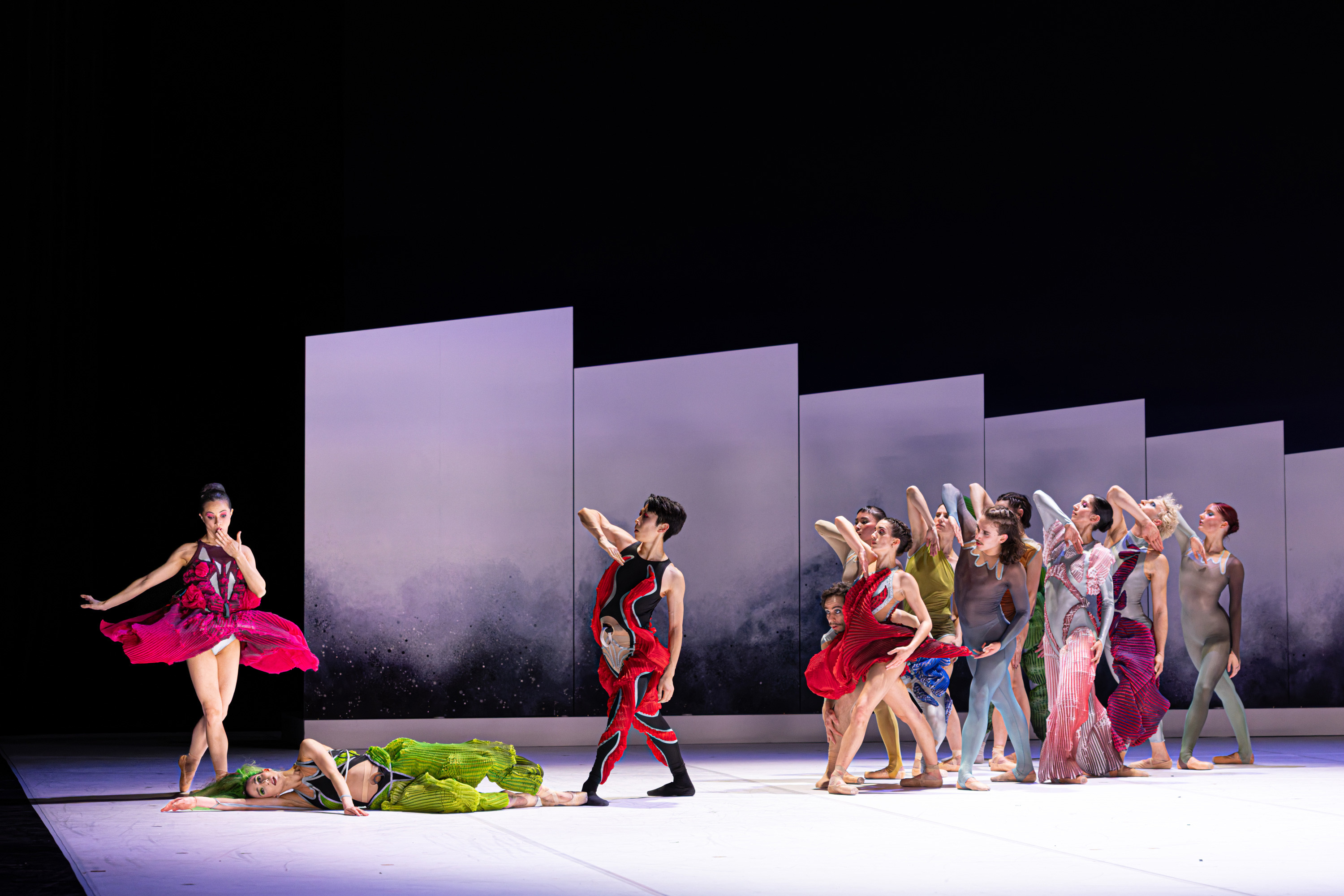 Petruschka und Pulcinella (UA) von Richard Siegal beim Staatstheater ...